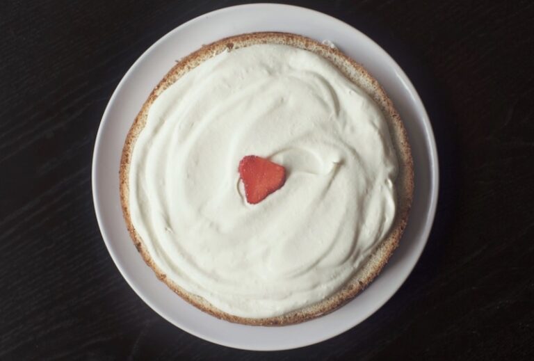 Crema chantilly perfecta: cómo montarla firme